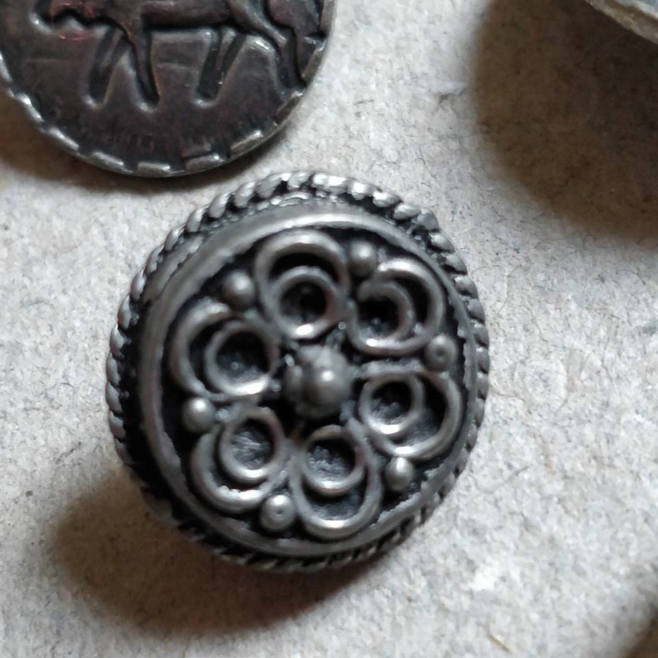 5 stk. gamle tin knapper.